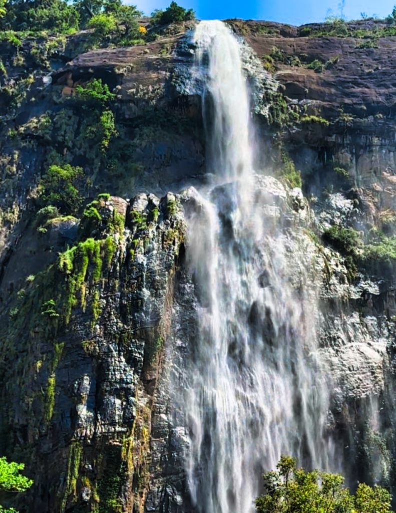 How To Hike & Swim At The Diyaluma Falls In Sri Lanka